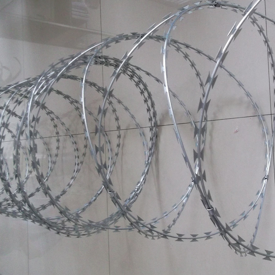 Wholesale Hot Galvanized Razor Barbed Wire Roll Used With Chain Link Fence